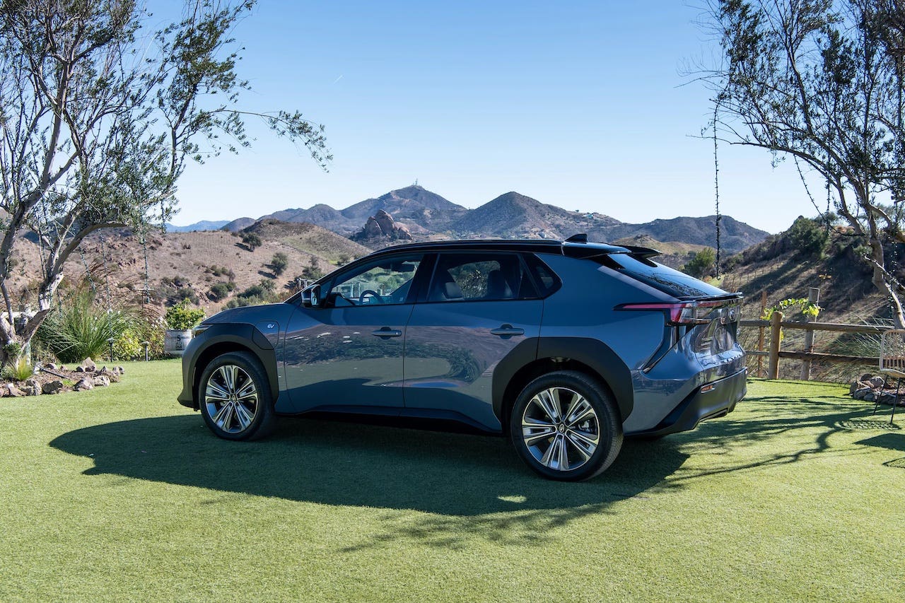 Subaru Solterra: il SUV compatto si mostra - MotorisuMotori.it