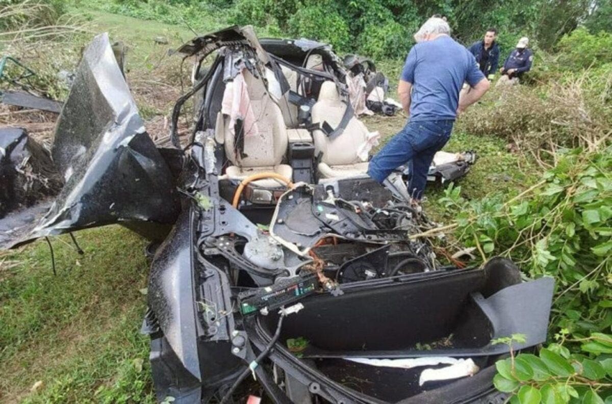 Tesla caduta in un burrone ridotta ad un mucchio di rottami ...
