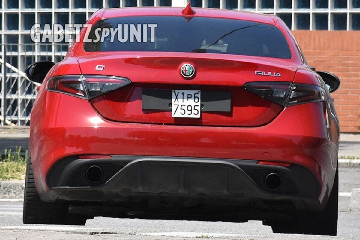 Alfa Romeo Giulia: le foto spia del nuovo frontale - MotorisuMotori.it