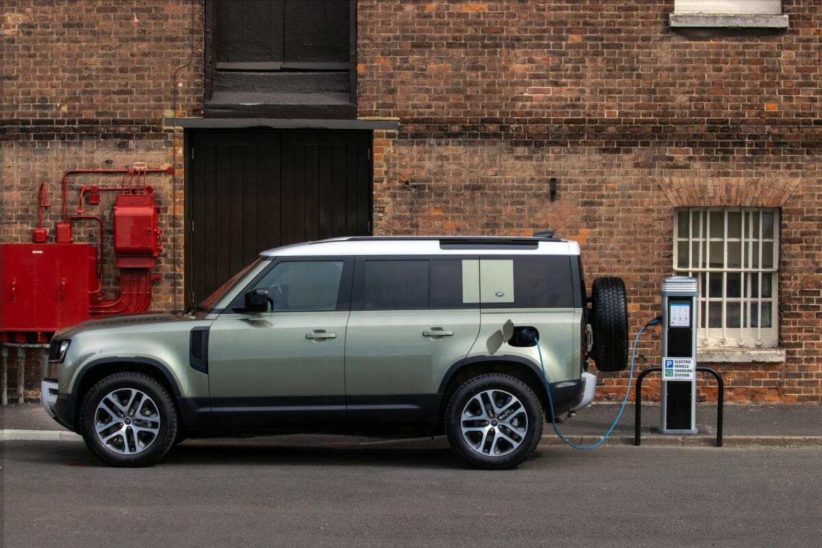 Land Rover Defender EV in lavorazione: debutto nel 2025 - MotorisuMotori.it