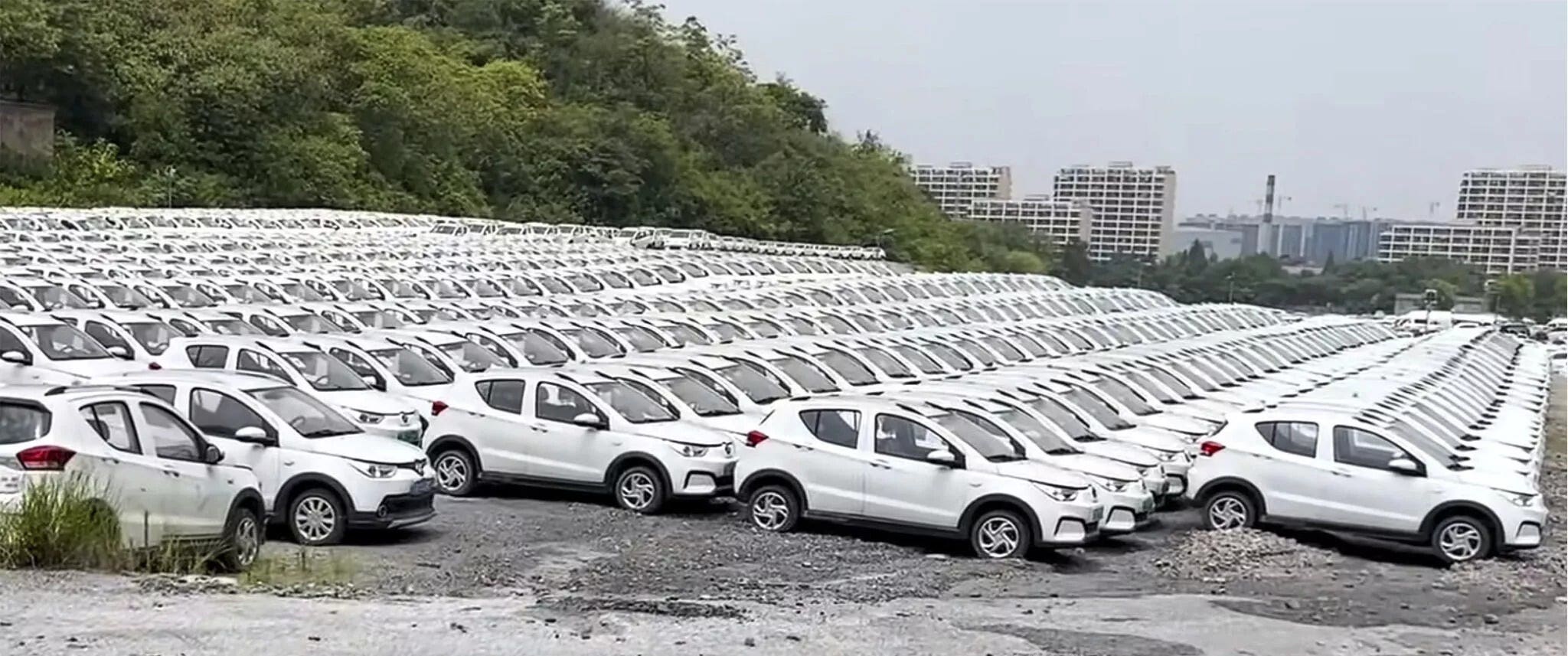 La vera storia dietro i cimiteri cinesi delle auto elettriche abbandonate - MotorisuMotori.it