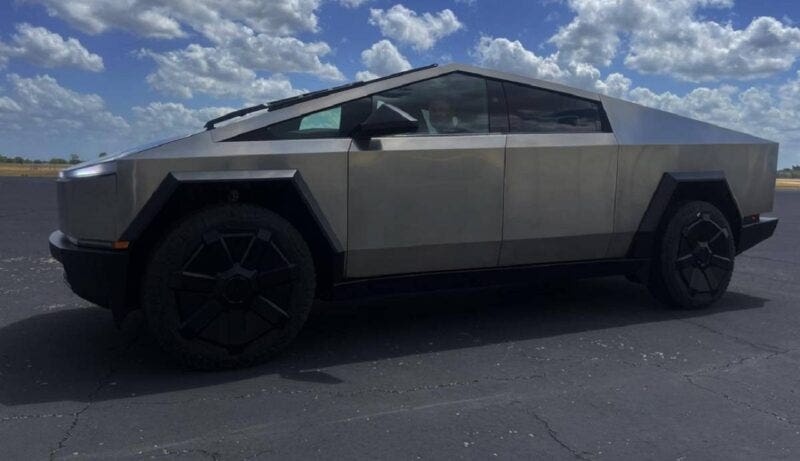 Tesla Cybertruck: grandi folle negli Showroom dove sono apparse le ...