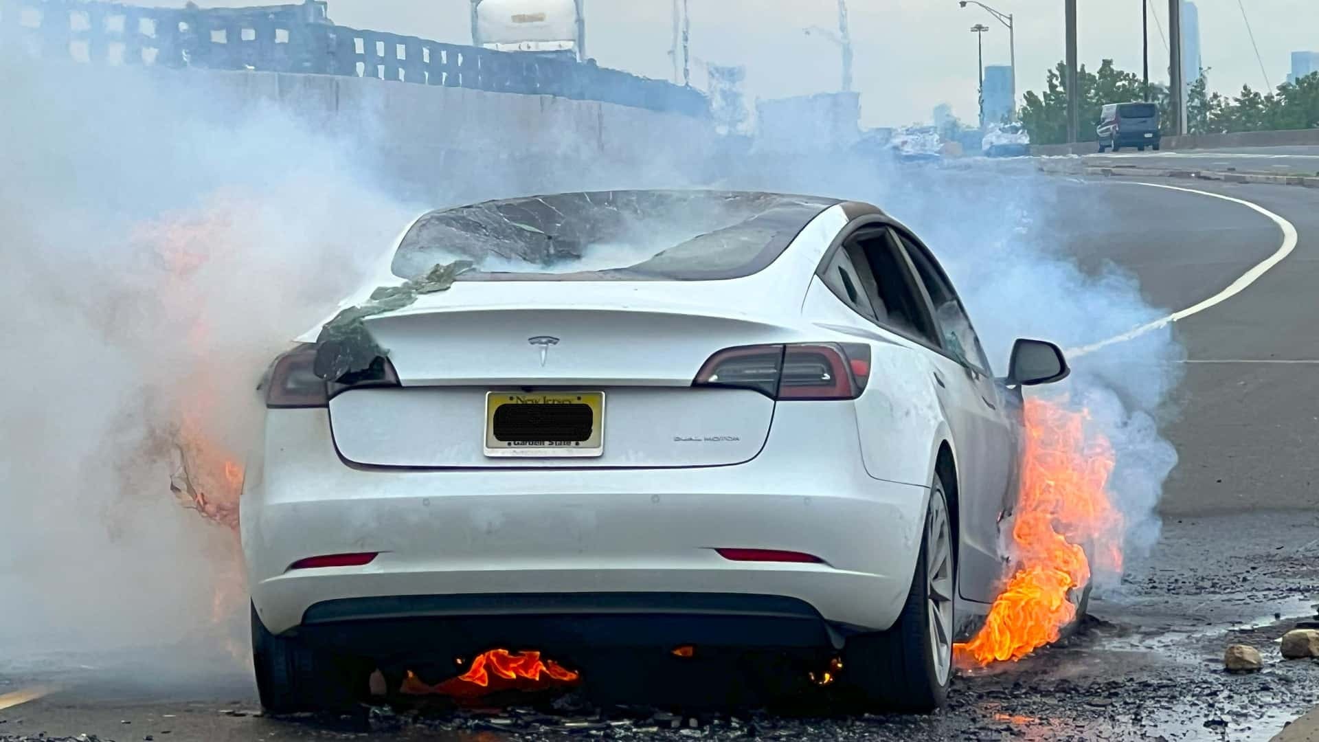 Tesla Model 3 a fuoco dopo aver colpito un oggetto in strada ...