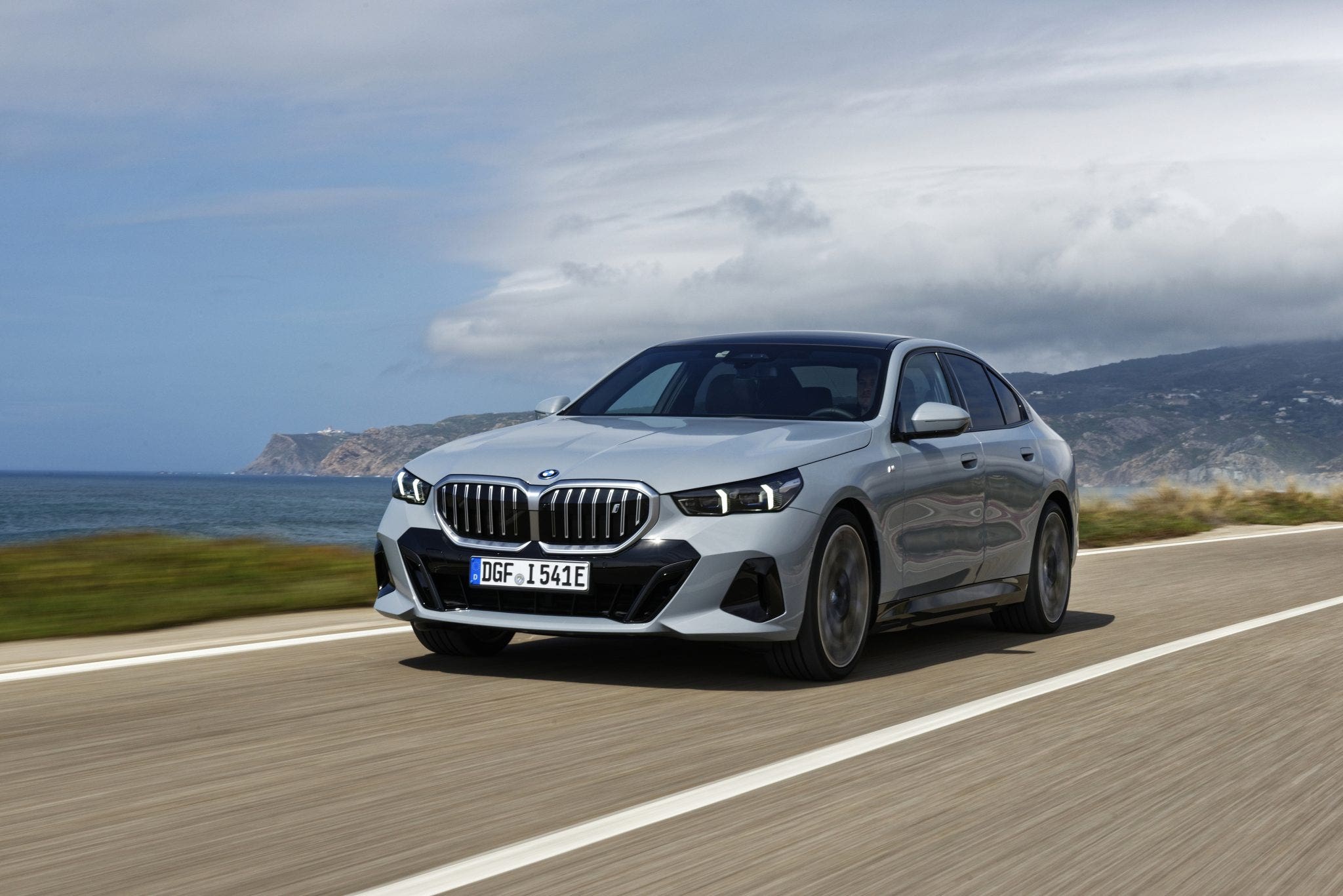 BMW Serie 5 e i5 arrivano in Europa da oggi: la Touring in primavera ...
