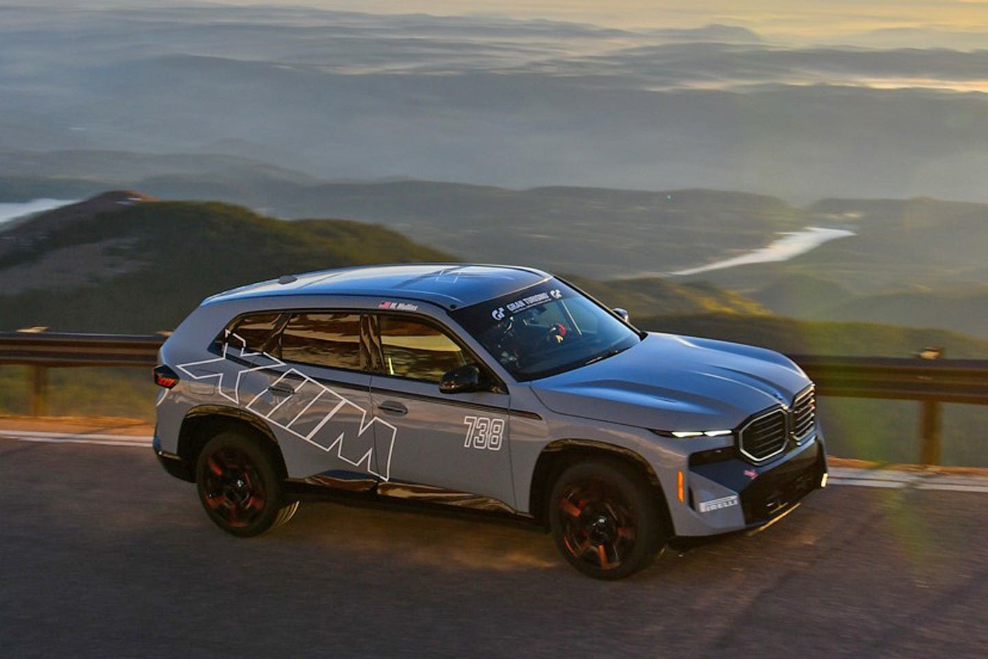 BMW XM batte il record al Pikes Peak - MotorisuMotori.it