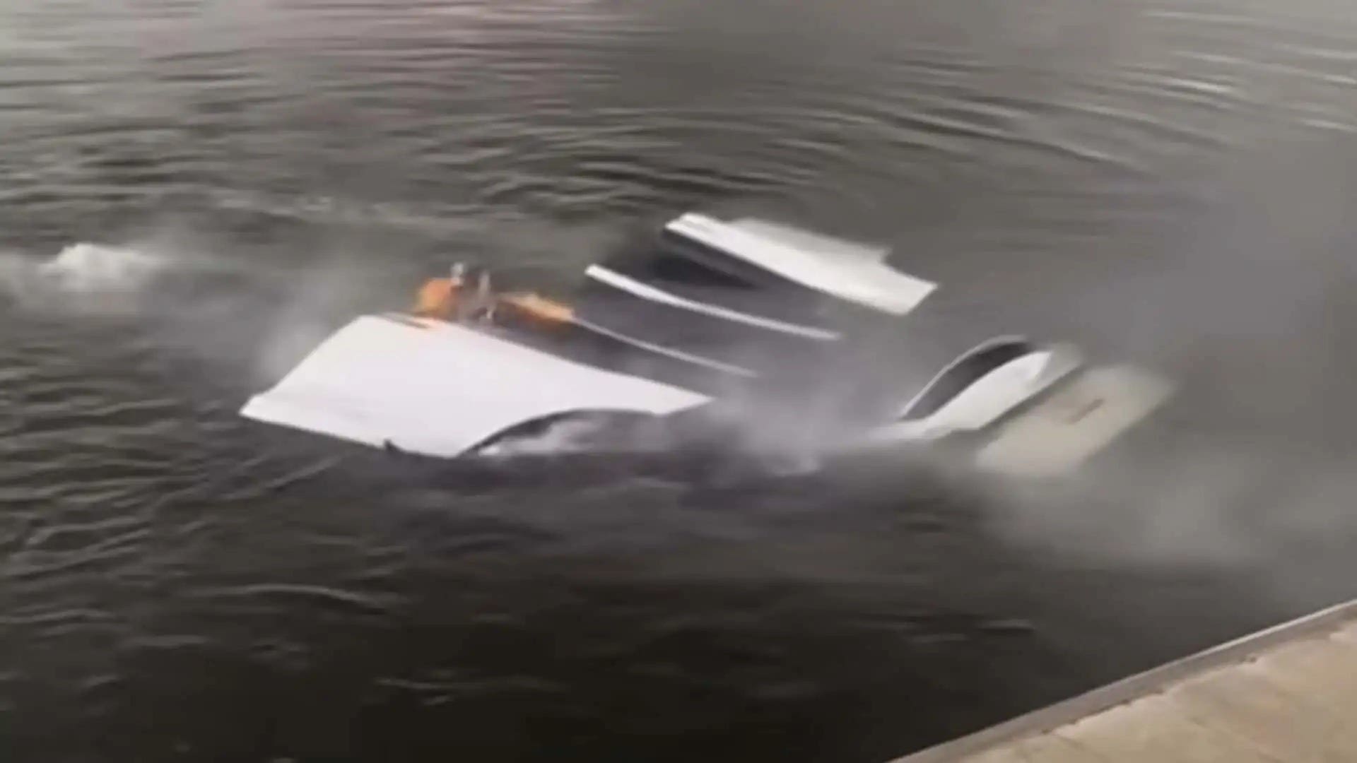 Tesla Model X ha preso fuoco dopo essere caduta in mare - MotorisuMotori.it
