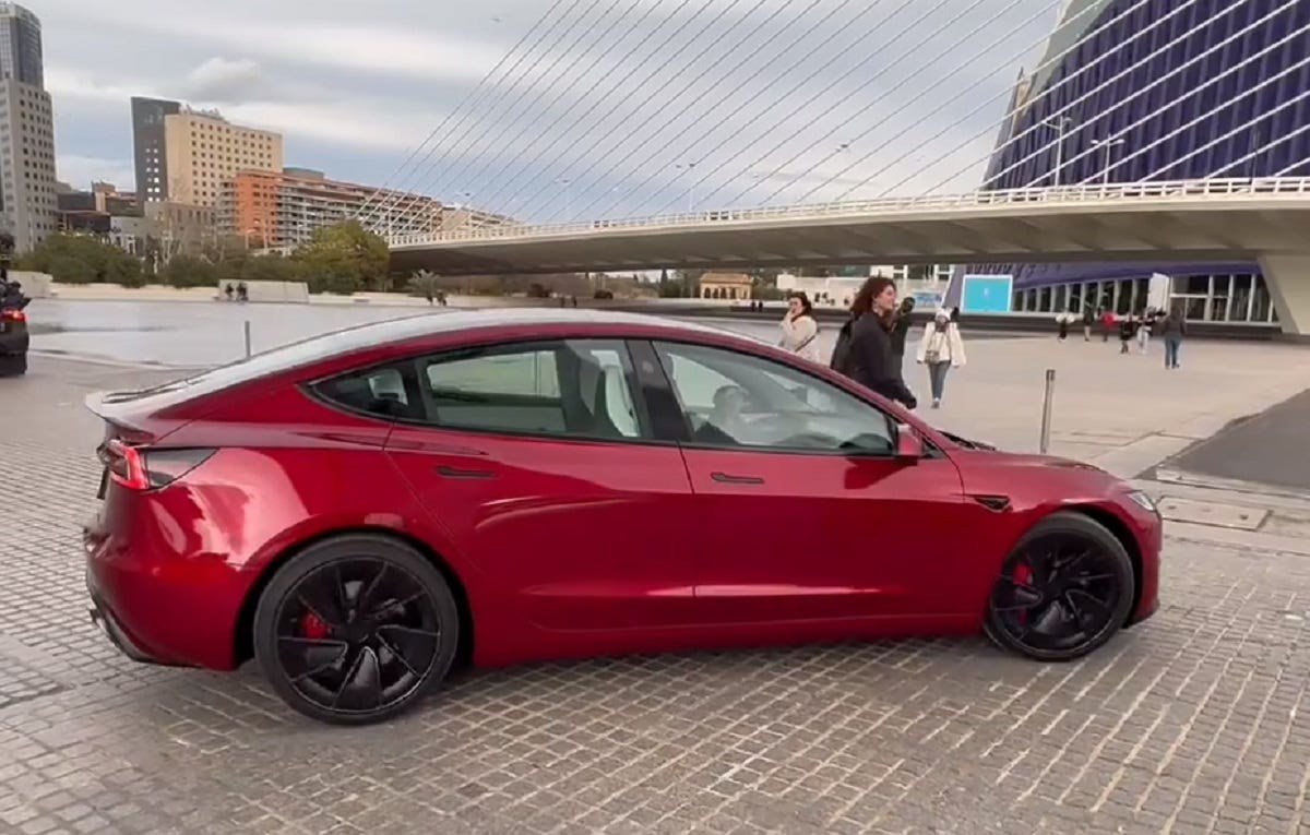 La nuova Tesla Model 3 Plaid è stata avvistata senza camuffature ...