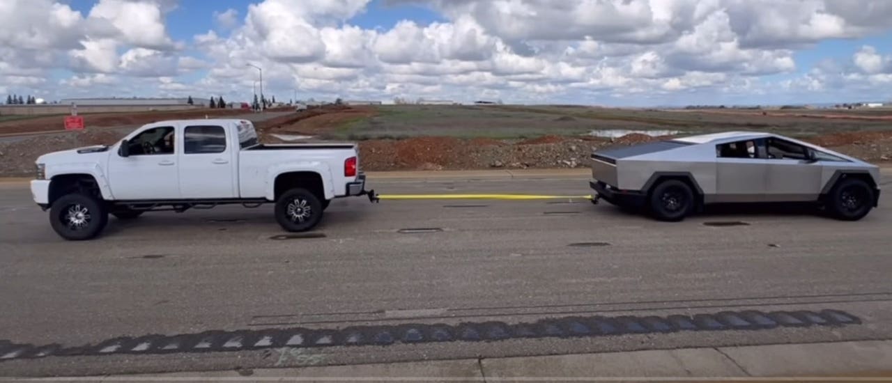 Tesla Cybertruck sconfitto da un Silverado diesel nel tiro alla fune ...