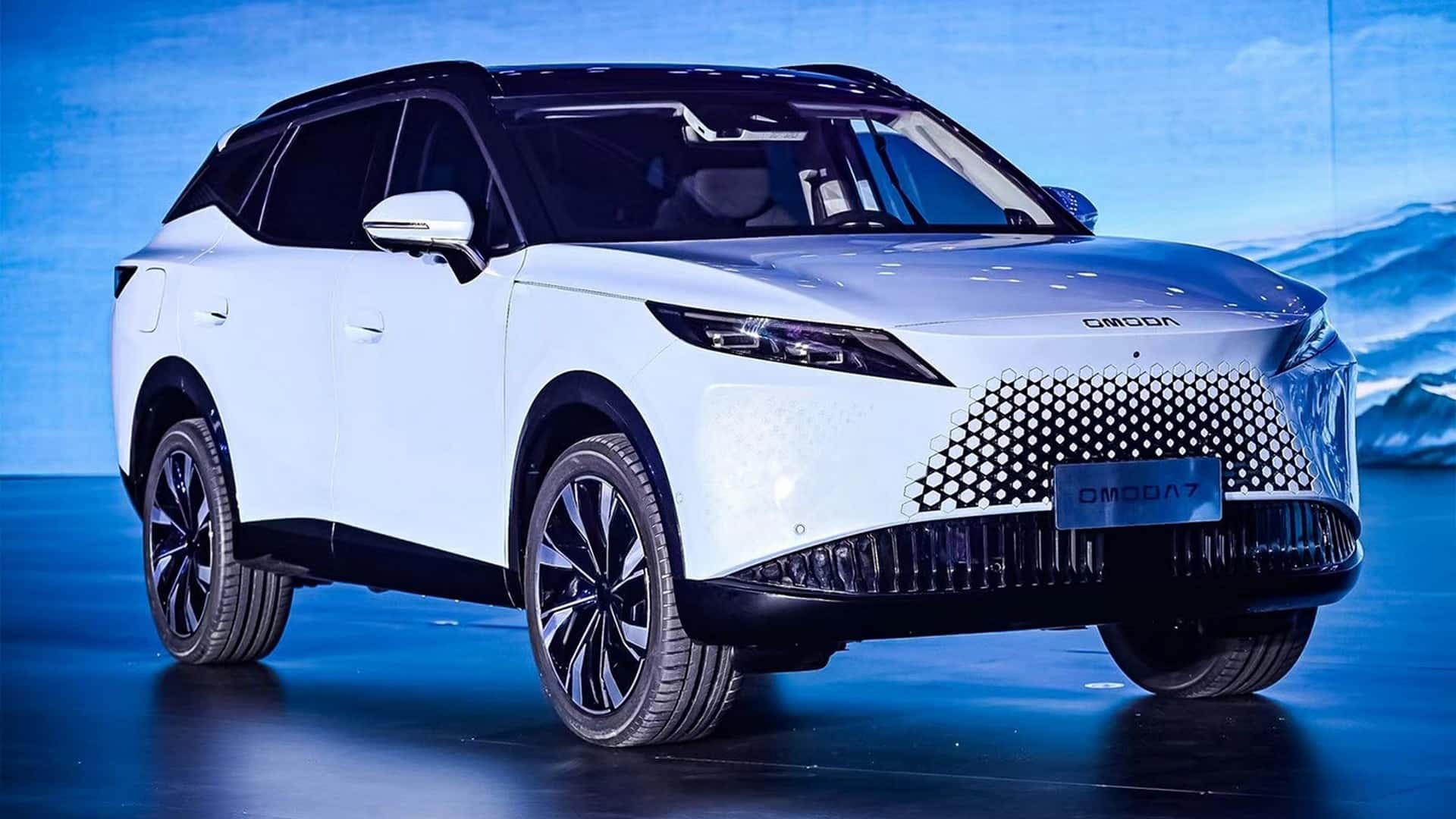 Omoda 7 Suv ibrida plug-in nel 2025: ammiraglia cinese - MotorisuMotori.it