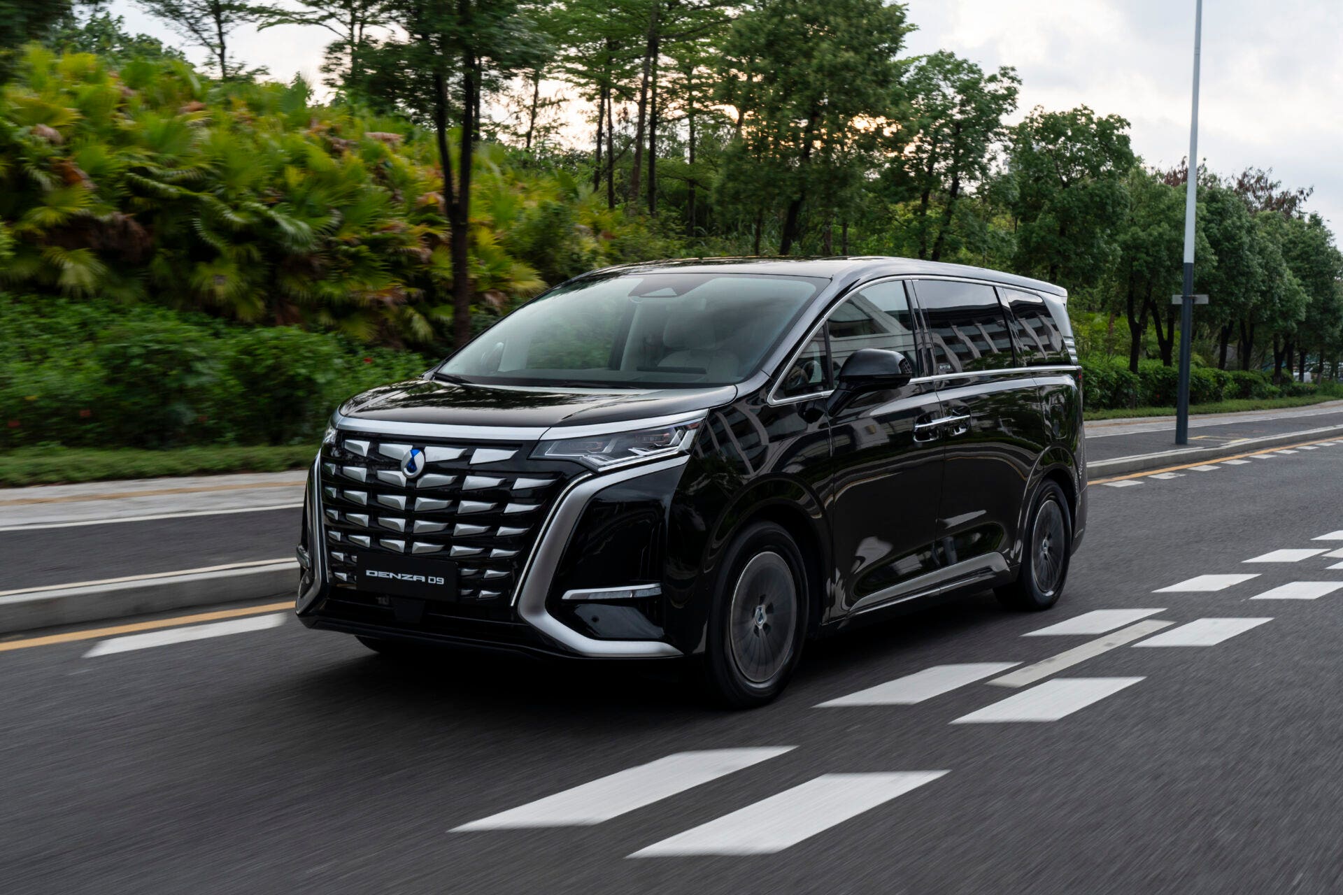 Il muso della minivan lussuosa elettrica BYD Denza D9 fa discutere ...