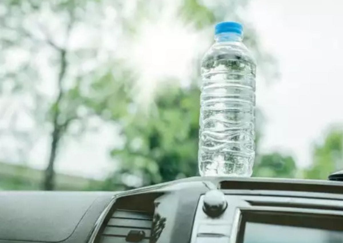 Bottiglia sul tetto dell'auto: una pratica bizzarra ma cosa significa ...