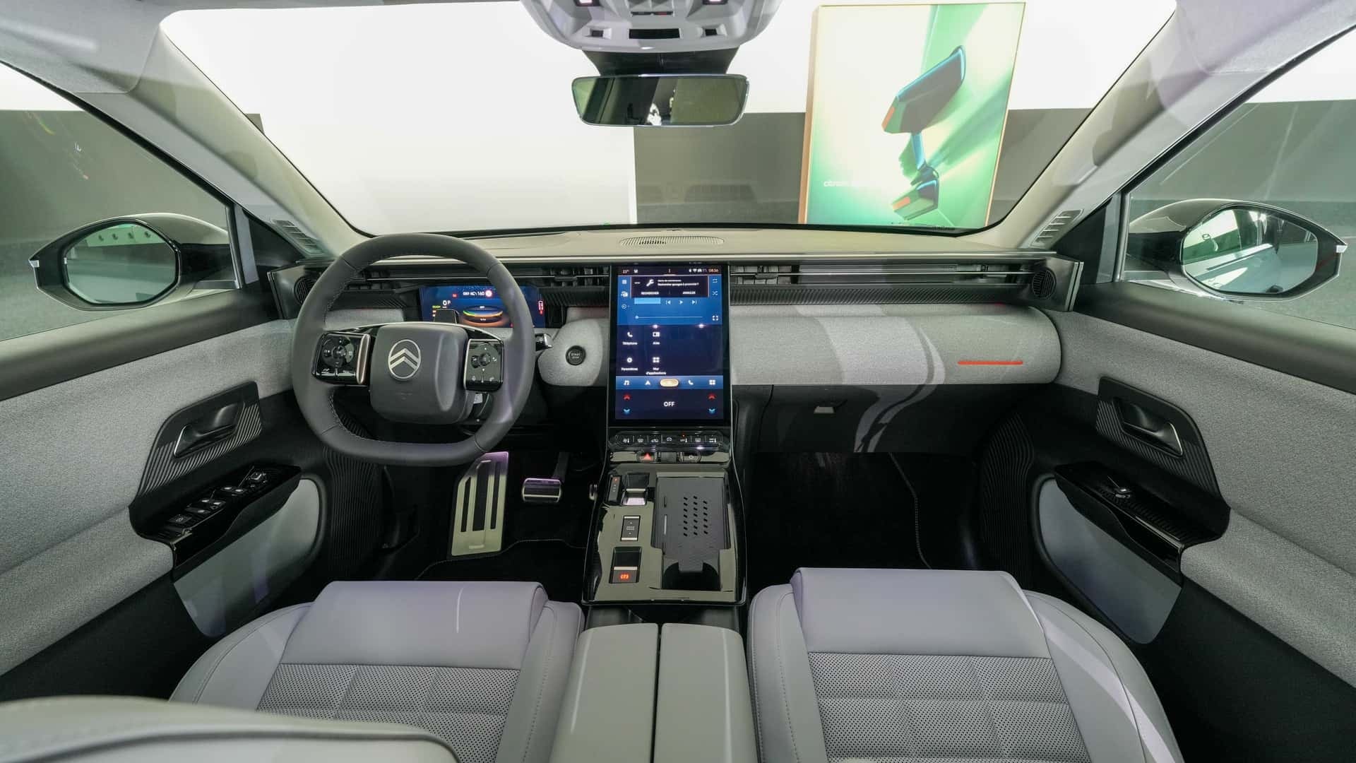 Ecco il nuovo touchscreen "a cascata" di Stellantis: grande, HD e ...