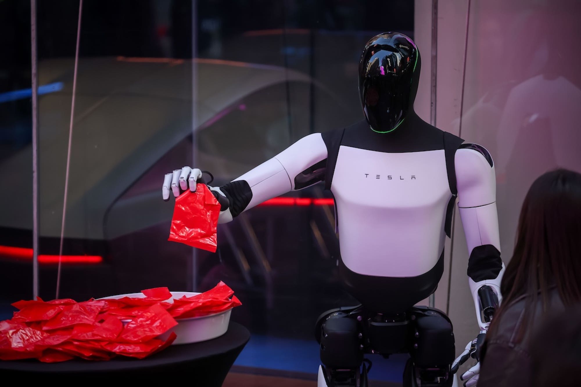 Musk punta sui robot Optimus per battere i cinesi: perché fa fuori ...